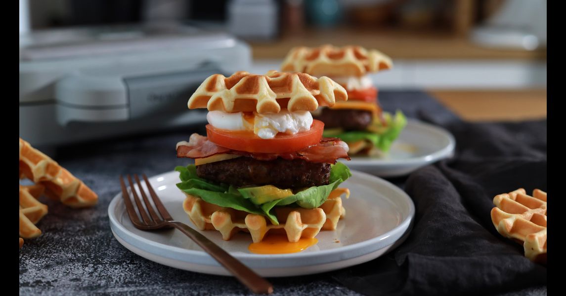 Rețetă Breakfast Waffle Burger și cappuccino la aparatul de gofre ...